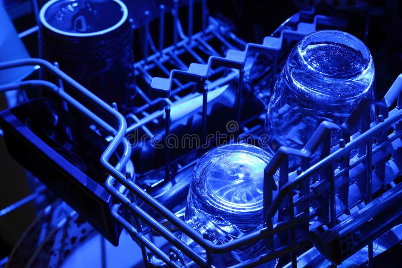 Afwasmachine B stock afbeelding. Image of dienblad, hygiëne - 32491759