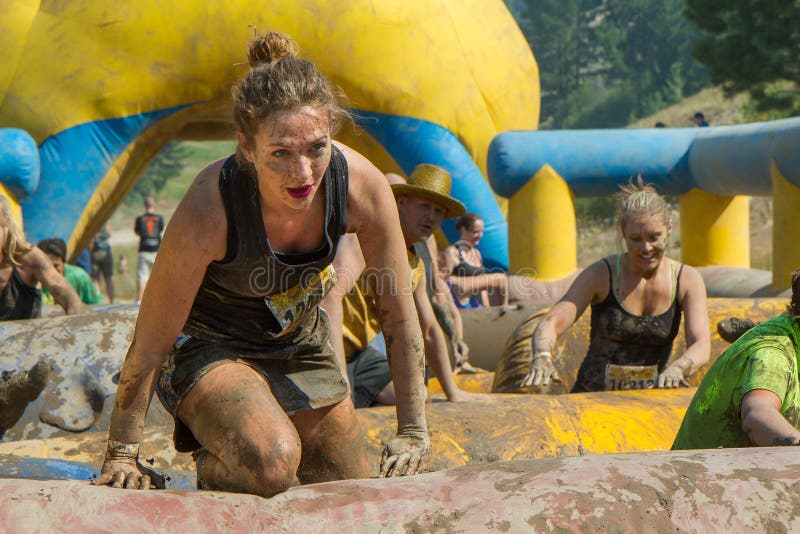 Vrouw Die En in Modder in Hinderniscursus Concurreren Worstelen ...