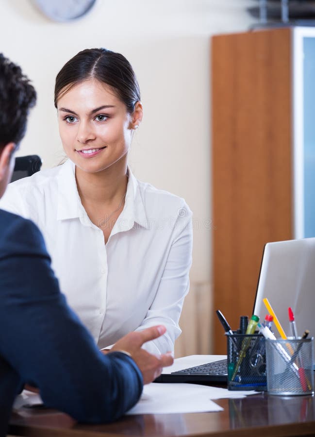 Agente Che Ascolta Il Cliente E Che Sorride Nell'agenzia Fotografia ...