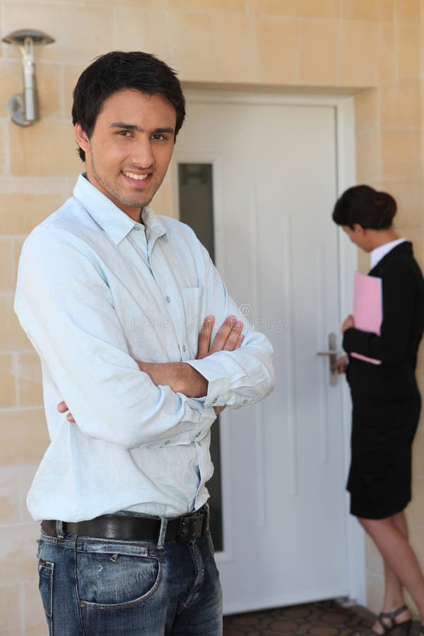 Agente con un comprador foto de archivo. Imagen de feliz - 37032874