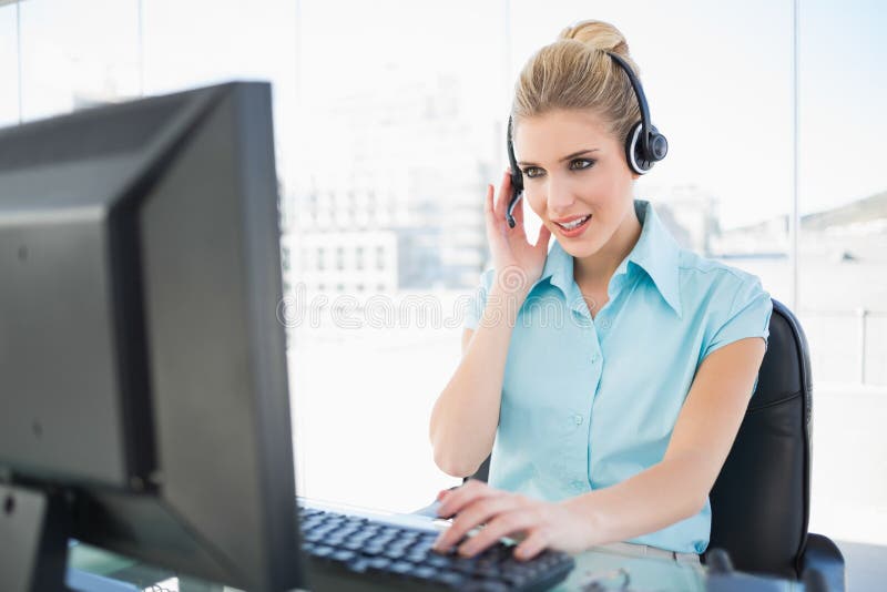 Operatore Di Call Center Concentrato Che Lavora Al Computer Immagine ...