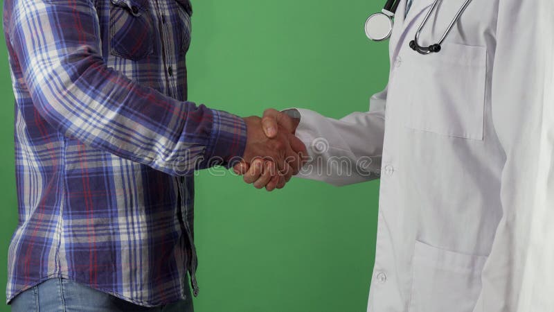 Aggiusti Stringere Le Mani Con Il Suo Paziente Sul Chromakey Immagine ...