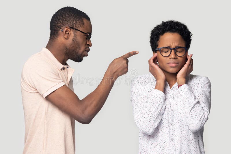 Aggressive Millennial African American Man Shouting at Wife 库存照片 - 图片 ...