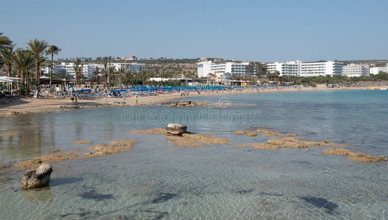 Agia Napa strand i Cypern redaktionell bild. Bild av ferier - 116117551