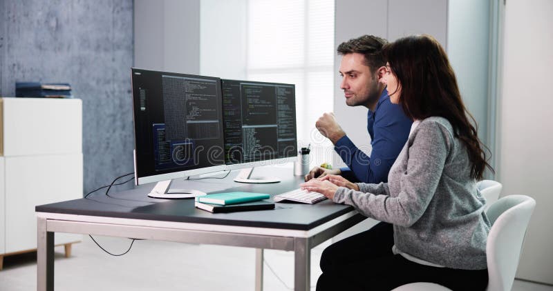 Agile Paarprogrammierung Und Extreme Codierung Stock Image - Image of monitors, women: 272249075