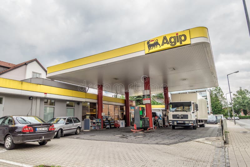Agip foto de stock editorial. Imagem de gasolina, garagem - 33444328