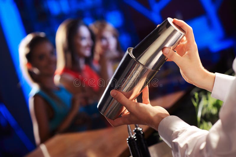 Agitando um cocktail imagem de stock. Imagem de meninas - 34916485