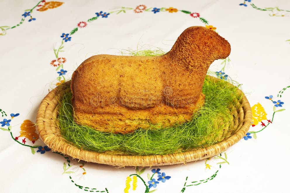 Agneau pascal photo stock. Image du festival, oeuf, gateaux - 24008882