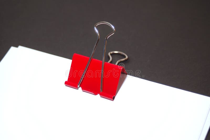 Agrafe et papier rouges photo stock. Image du agrafe, fichier - 466368
