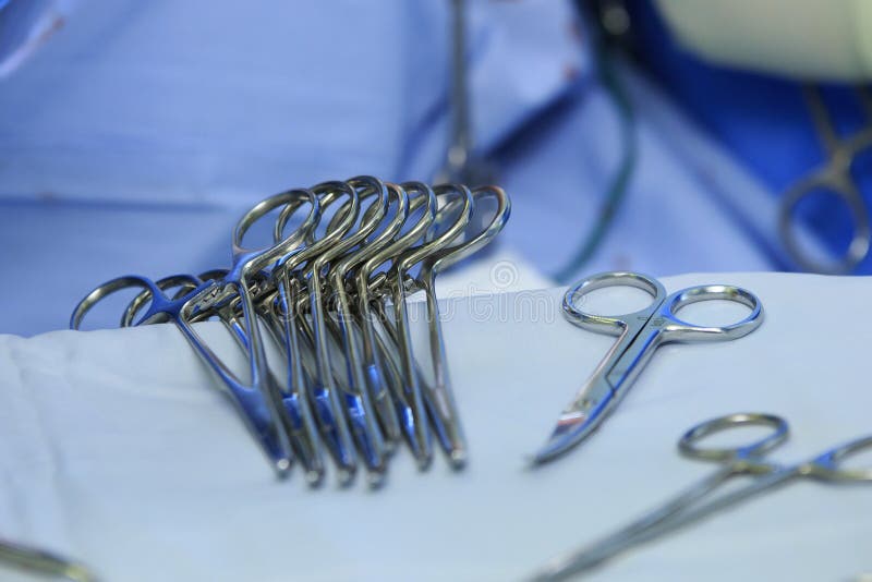 Agrafes chirurgicales photo stock. Image du table, plié - 65623562