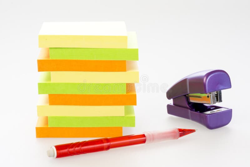 Agrafeuse Et Stylo Avec Des Blocs-notes Photo stock - Image du ...