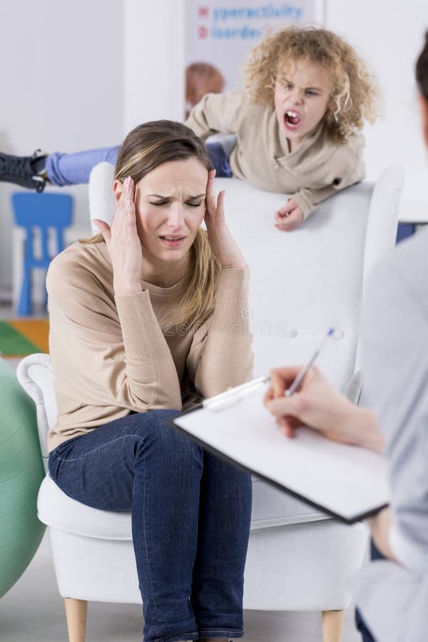 Agressief Kind Dat Bokshandschoenen Draagt Stock Afbeelding - Image of ...