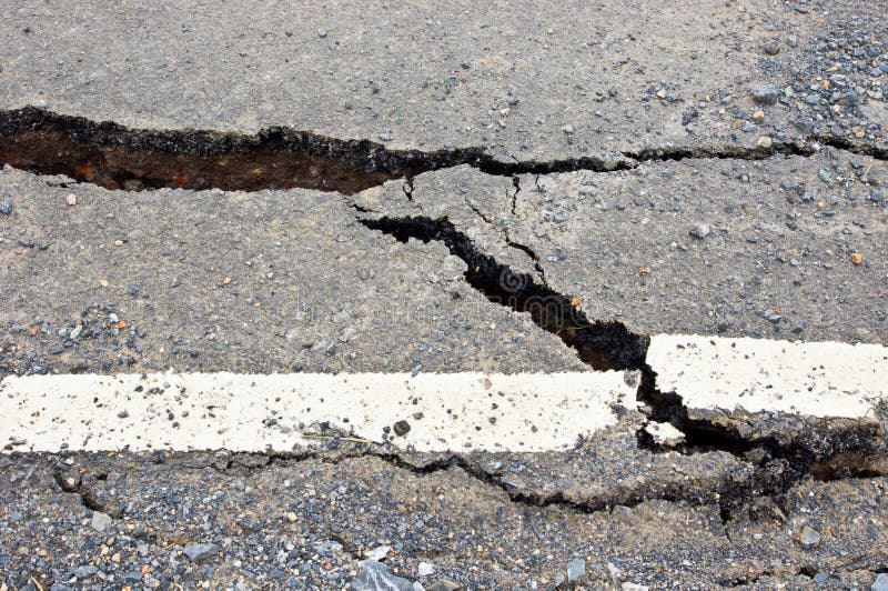 Carretera De Asfalto Agrietada Imagen de archivo - Imagen de calle ...
