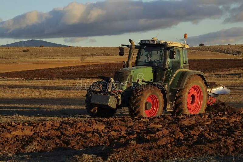Agro Trattore Che Ara La Terra Immagine Stock - Immagine di macchinario ...