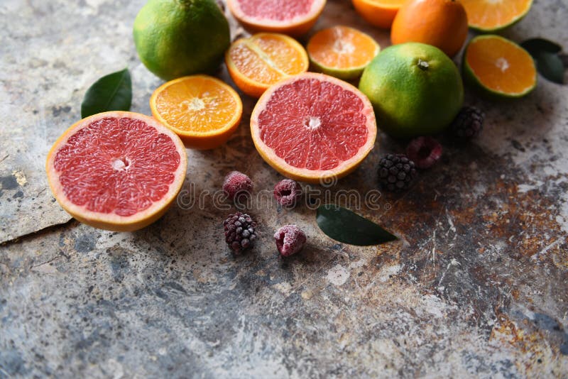 Agrumes Frais Assortis Avec Des Feuilles Image stock - Image du régime ...