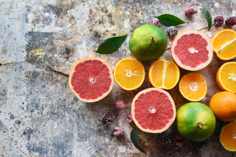 Agrumes Frais Assortis Avec Des Feuilles Image stock - Image du régime ...