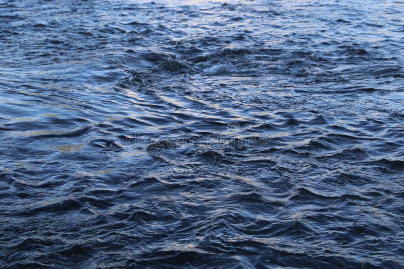 Agua agitada imagen de archivo. Imagen de limpio, textura - 102314721