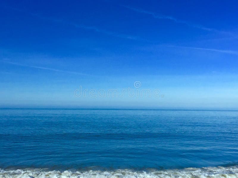 Tranquilo Ambiente De Playa Azul Con Hermosas Ramas Sombra Imagen de ...