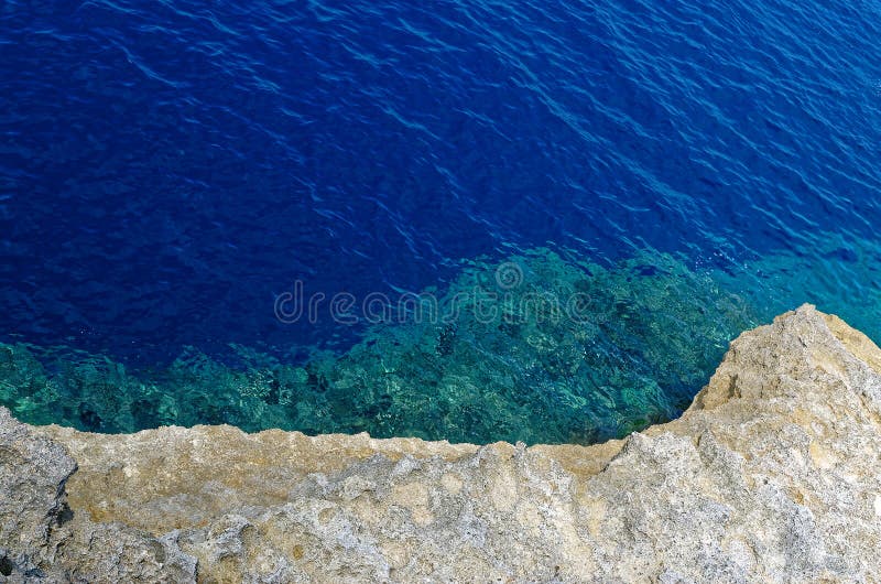 Agua Azul Y La Roca Cerca a Azure Window Foto de archivo - Imagen de ...
