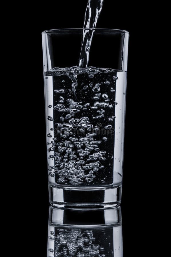 Agua Clara De Colada En Vidrio Imagen de archivo - Imagen de flujo ...