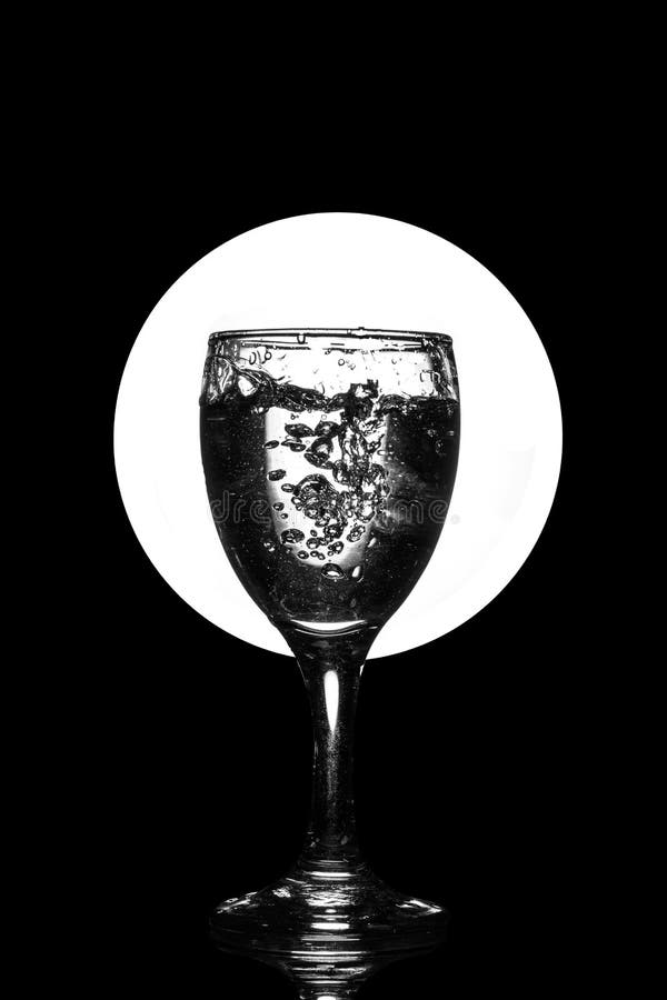 Agua Clara De Colada En Vidrio Imagen de archivo - Imagen de hielo ...