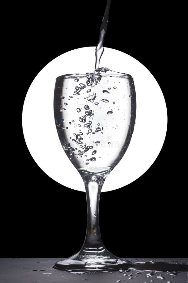 Agua Clara De Colada En Vidrio Foto de archivo - Imagen de fondo, azul ...