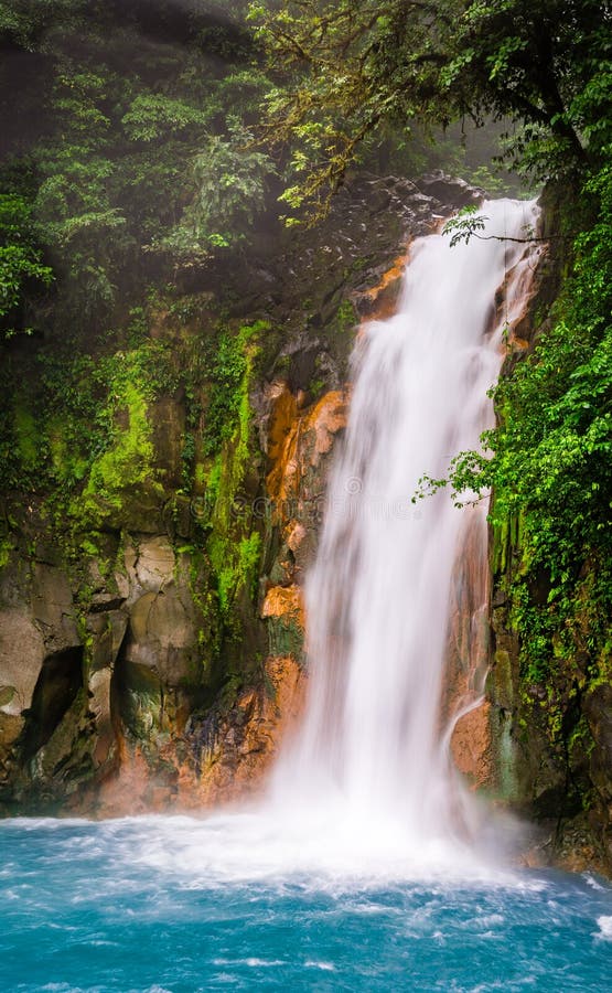 Cascada De Rio Celeste En La Niebla Foto de archivo - Imagen de costa ...