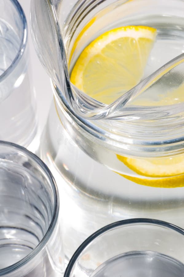 Agua de cal del limón foto de archivo. Imagen de jarro - 1237108