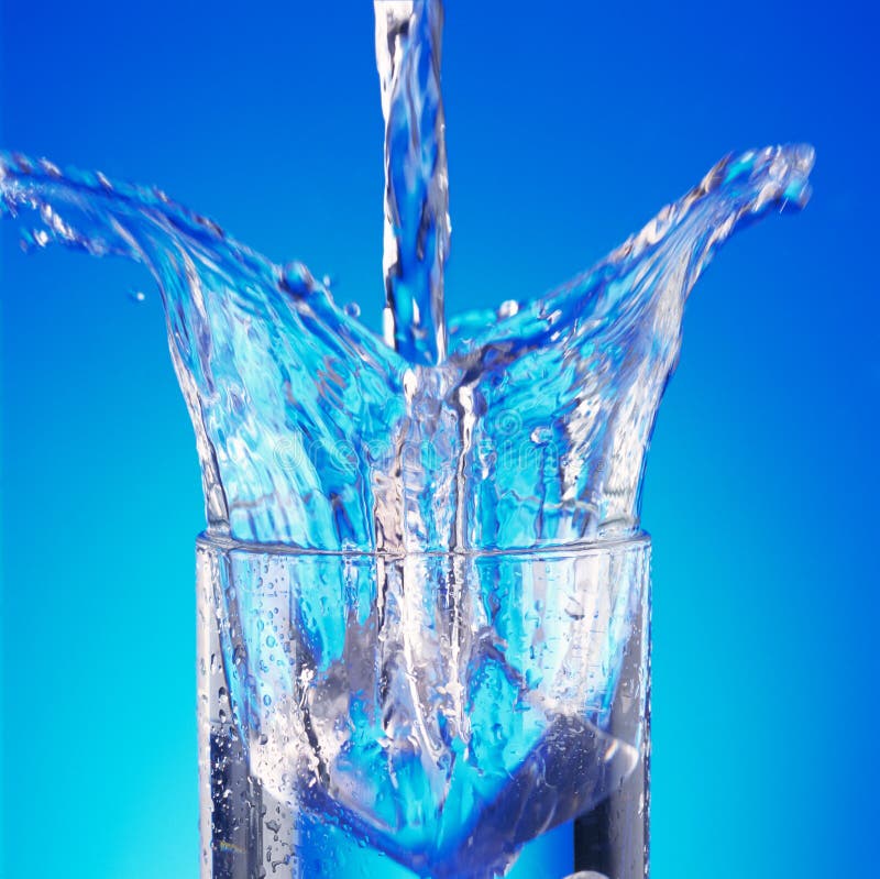 Agua Clara De Colada En Un Cubilete De Cristal Imagen de archivo ...