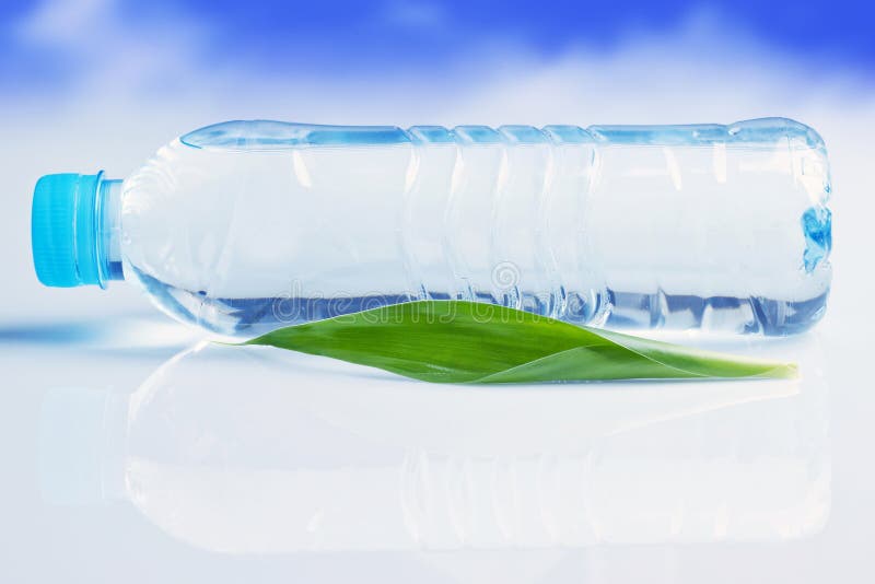 Agua de manatial imagen de archivo. Imagen de completo - 16565835