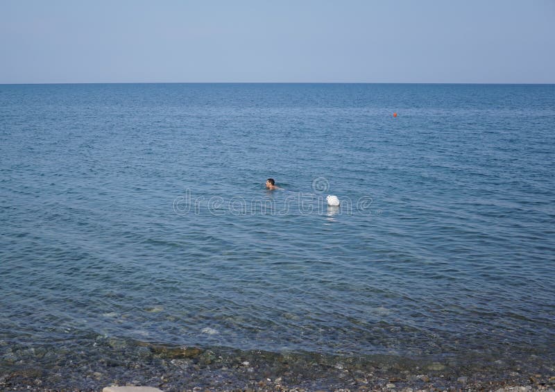 Agua de mar transparente fotografía editorial. Imagen de profundidad ...