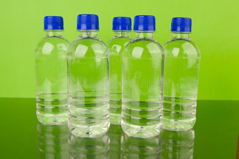 Agua embotellada imagen de archivo. Imagen de apague, verde - 4937207