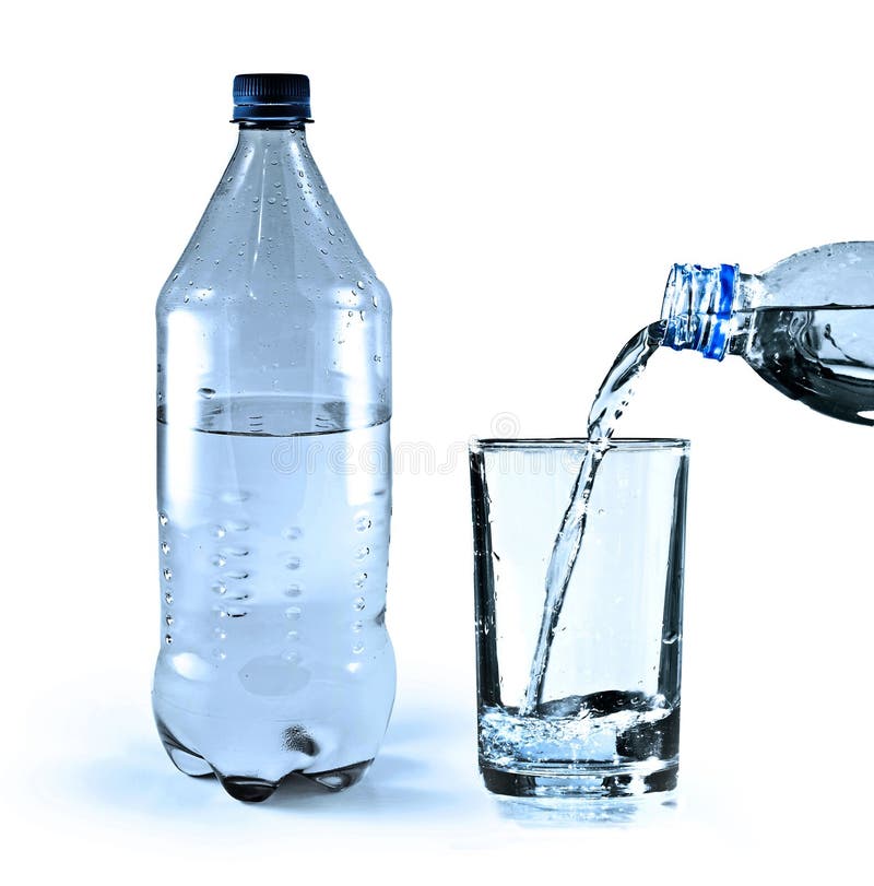 Botella De Agua Y Un Vaso De Agua Limpia Imagen de archivo - Imagen de ...