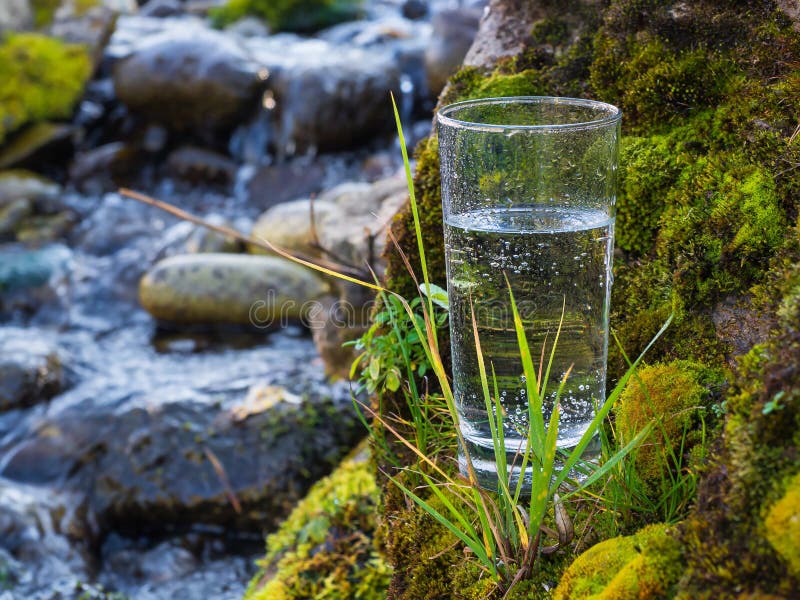 Agua natural en un vidrio imagen de archivo. Imagen de minerales - 66307911