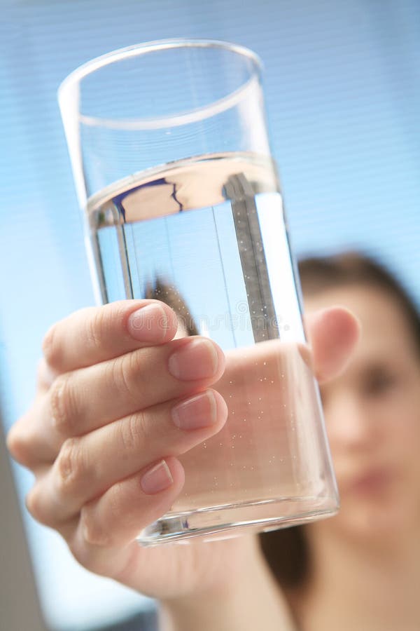 Agua potable imagen de archivo. Imagen de hembra, mano - 9205243