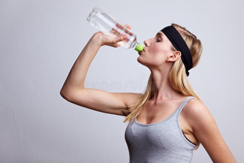 Agua Potable De La Mujer Sedienta Foto de archivo - Imagen de estudio ...