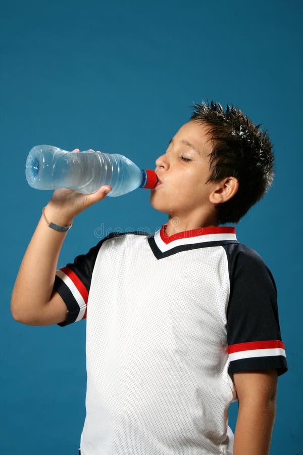 El Hombre Sediento En El Desierto Alcanza Para El Agua Imagen de ...