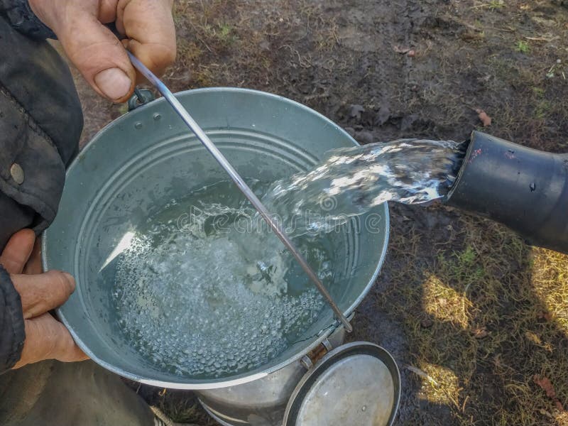 Agua potable en un balde imagen de archivo. Imagen de charca - 197437507