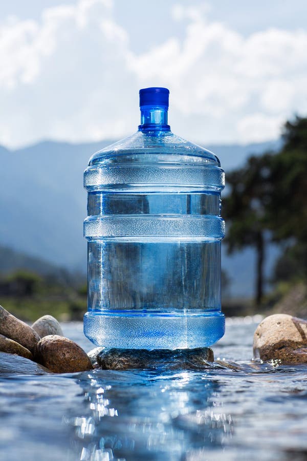 Agua Potable Natural En Una Botella Grande Imagen de archivo - Imagen ...