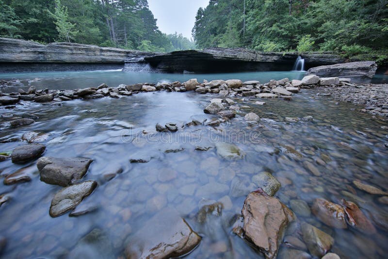 Agua Potable Rocosa Del Claro De La Cala Que Fluye Foto de archivo ...