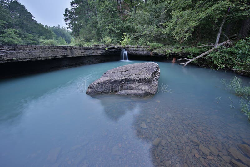 Agua Potable Rocosa Del Claro De La Cala Que Fluye Imagen de archivo ...