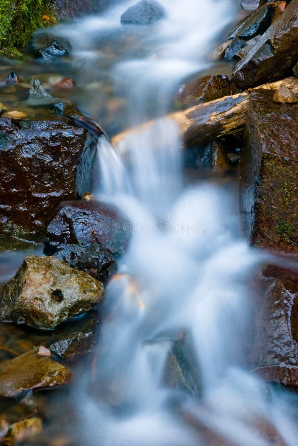 Agua Que Fluye Sobre Piedras Imagen de archivo - Imagen de garganta ...