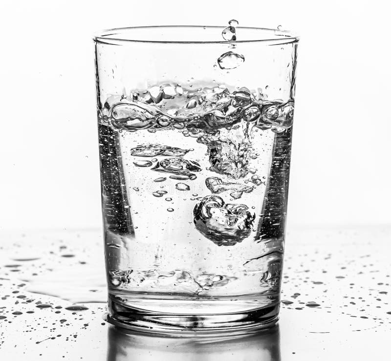Agua Vertida En Un Vaso. Fondo Blanco... Foto de archivo - Imagen de ...