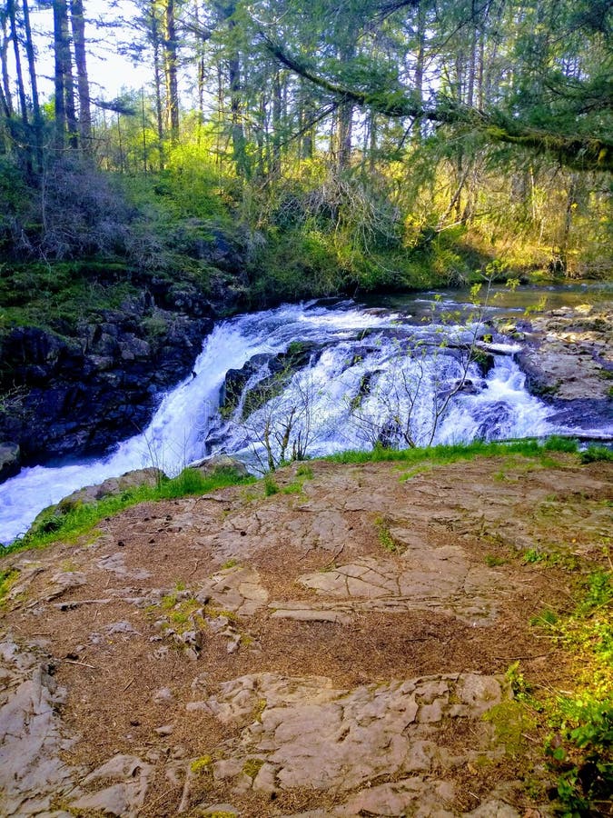 Aguas naturales relajantes foto de archivo. Imagen de aguas - 165444784