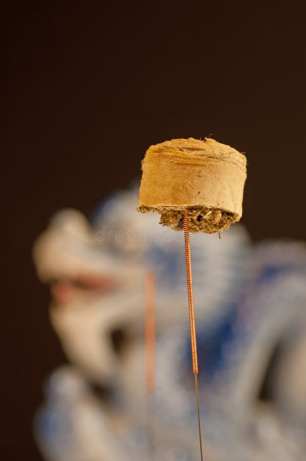 Aguja De La Acupuntura Con Moxa Foto de archivo - Imagen de fuego ...