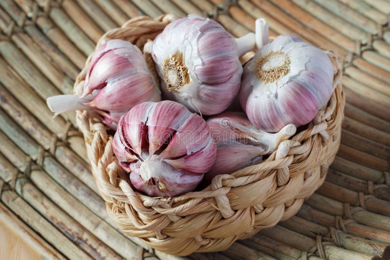 Ail Dans Le Panier En Osier (forme De Coeur) Image stock - Image du ...
