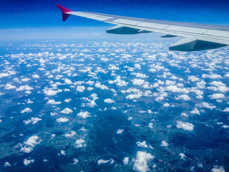 Aile d'un avion et nuages image stock. Image du transport - 38170155