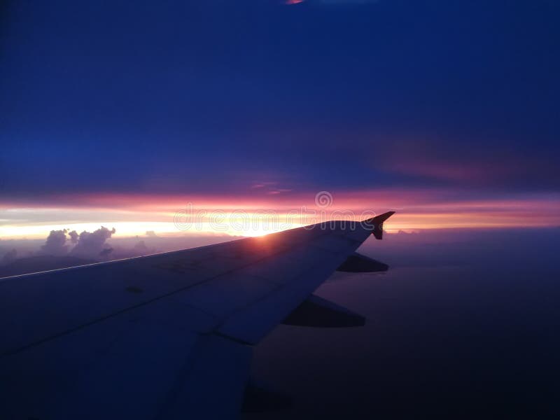 Aile droite de l'avion image stock. Image du sunset - 219147377