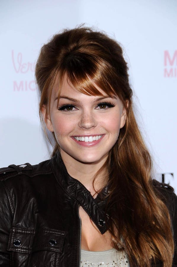 Aimee Teegarden's Instagram, Twitter & Facebook on IDCrawl