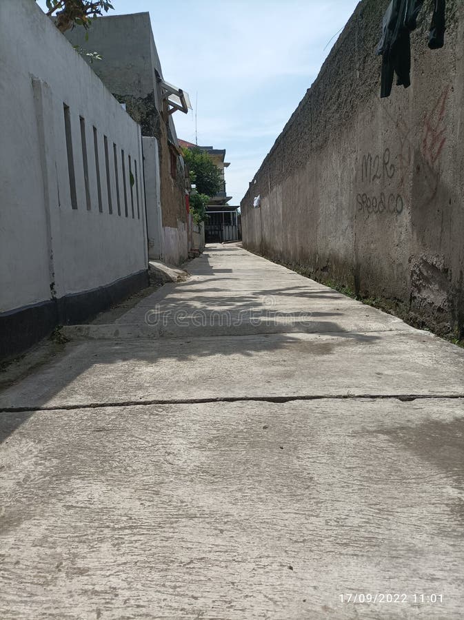 Aimless alley stock image. Image of densely, alley, aimlessly - 262475111